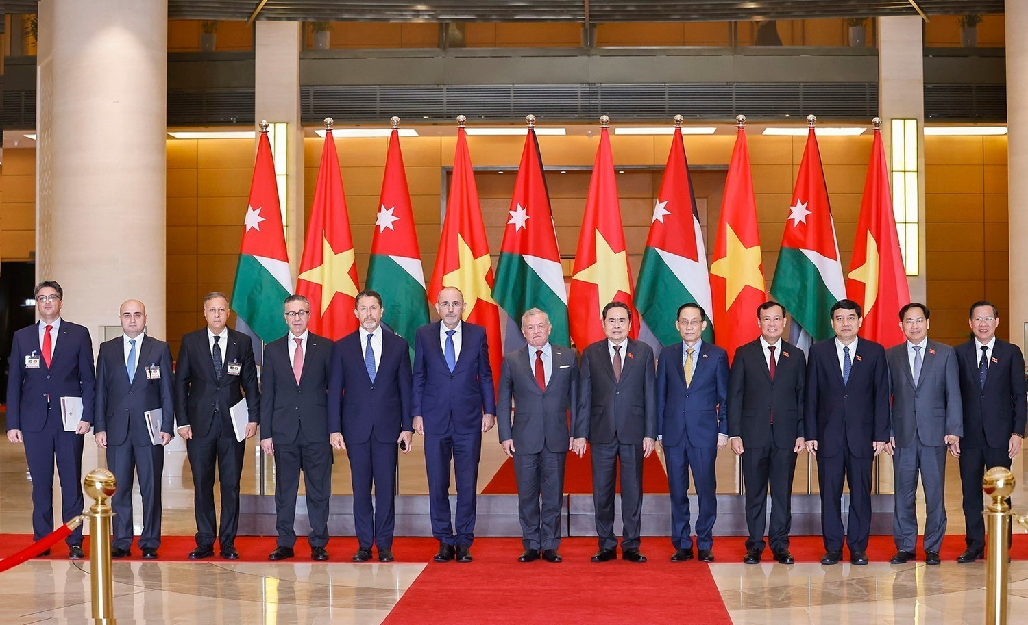 Le président de l’AN Trân Thanh Mân rencontre le roi de Jordanie ...