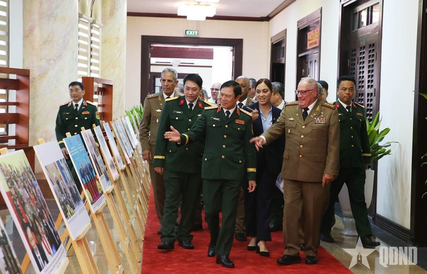 Le général Nguyên Tân Cuong rencontre le ministre des Forces armées ...