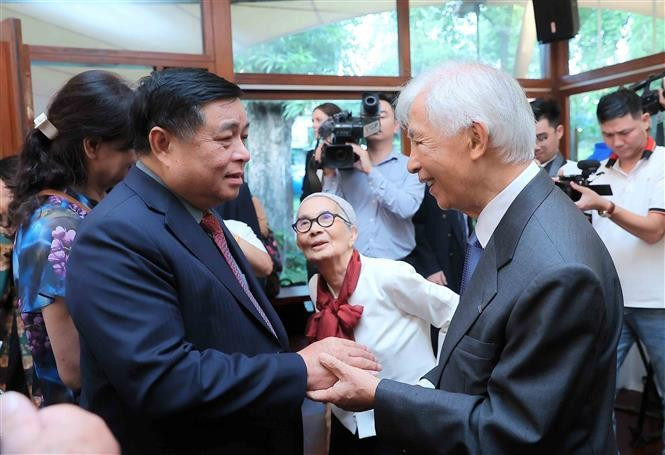 Décoration des professeurs Trân Thanh Vân et Lê Kim Ngoc au grade d’Officier de la Légion d’honneur