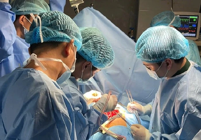 Première opération à thorax ouvert d’urgence à Truong Sa | Vietnam+ ...