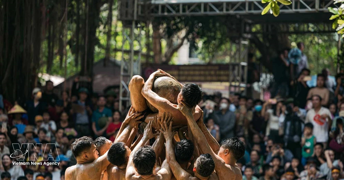 Bac Ninh : La fête du "Vat cau nuoc", un trésor culturel unique du Kinh Bac