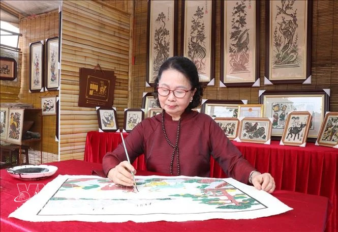 Un couple d’artisans vietnamien transmet l’héritage des gravures de Dong Ho