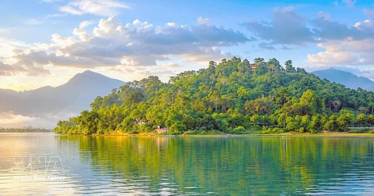 Le lac Lak, le plus grand et l’un des plus beaux lacs d’eau douce ...