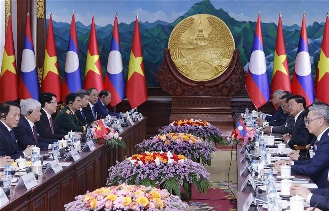 Entretien entre le président Luong Cuong et le dirigeant lao Thongloun ...