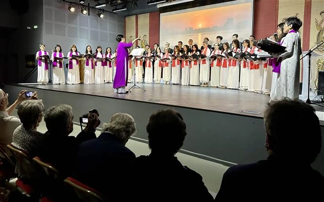 La chorale « Hop ca Que huong » en France souffle ses 15 bougies ...