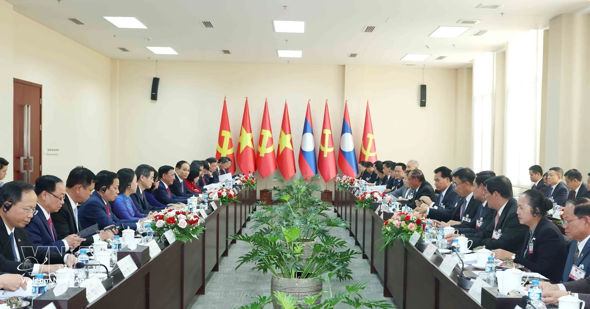 Le membre du Politburo Trân Câm Tu s’entretient avec son homologue lao ...