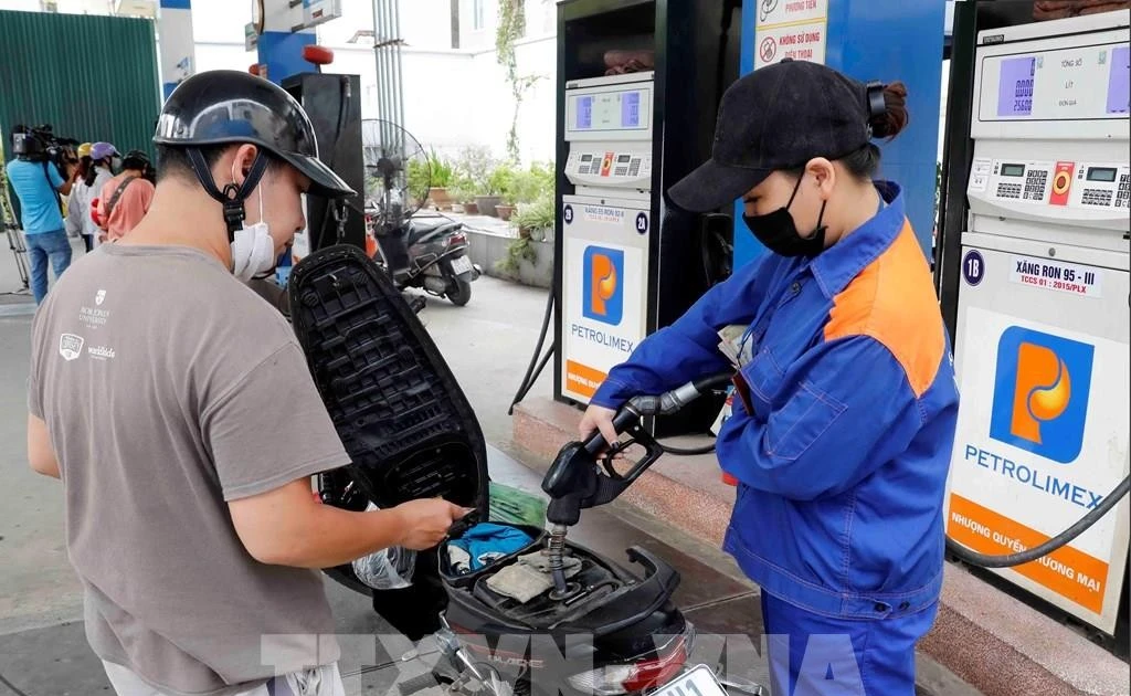 Transition énergétique : le Vietnam généralisera l'essence E10 dès 2026 ...