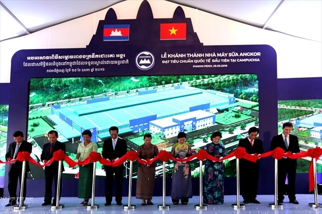 Vinamilk inaugure l’usine de produits laitiers Angkor Milk au Cambodge ...